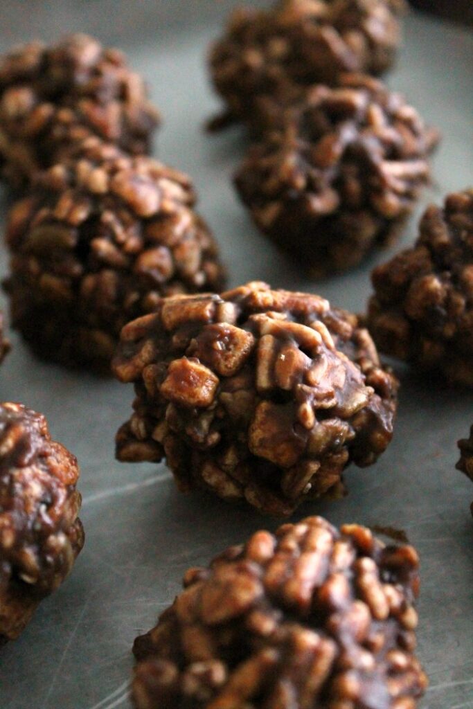 No Bake Chocolate and Peanut Butter Energy Bites - Real Life Dinner